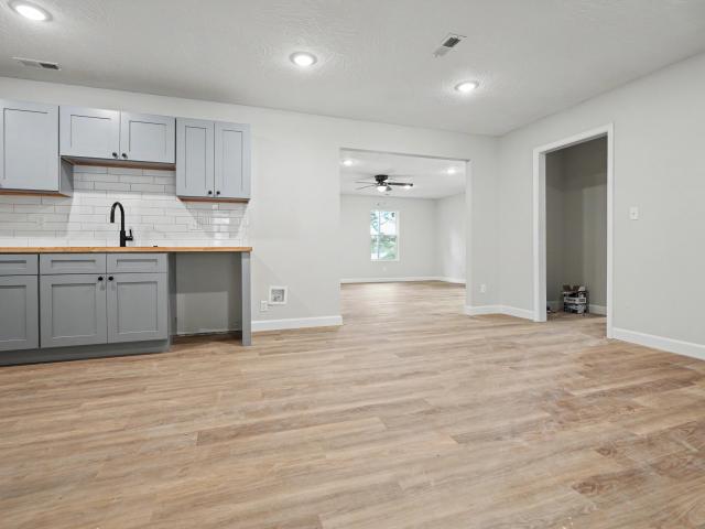 2752 W Sylvia Court