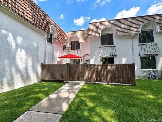 275 Brettonwoods Dr, Coram, NY 11727