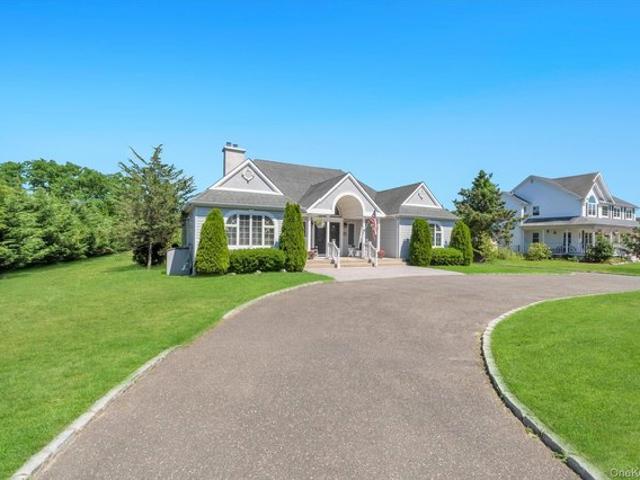 275 S Gillette Ave, Bayport, NY 11705