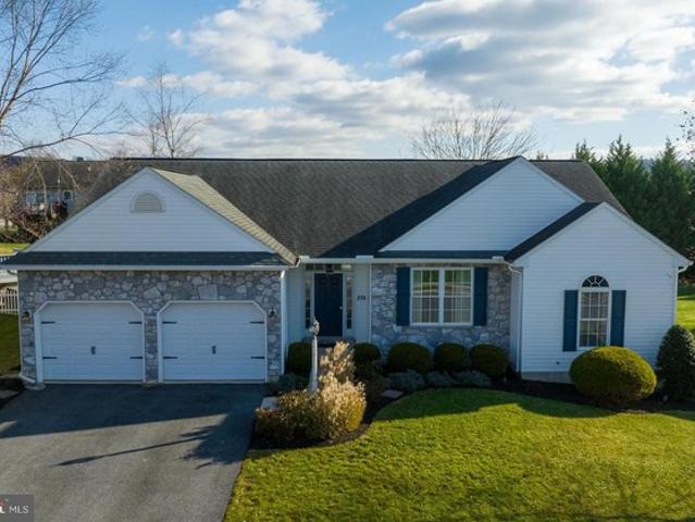 275 Silver Maple Ct, Mount Wolf, PA 17347
