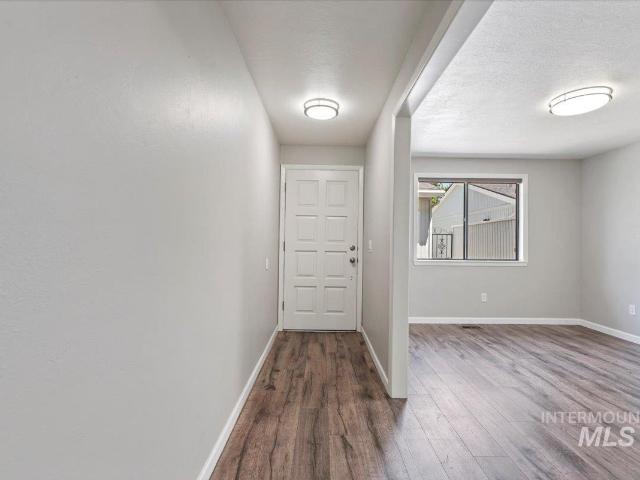 275 W Arrowrock Ln