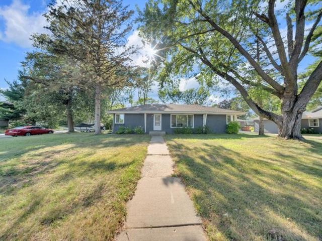 2765 Merrill St, Roseville, MN 55113