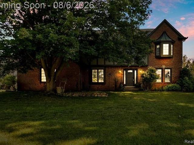 2765 Hunter Heights Dr SW, West Bloomfield Township, MI 48324