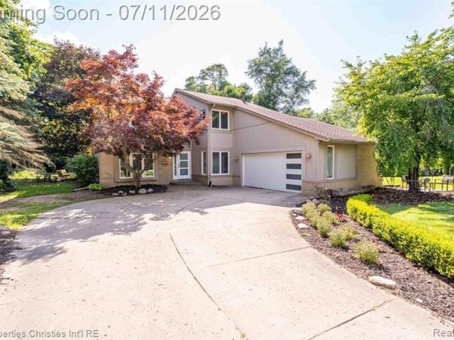 2766 Acorn Rd, Bloomfield Hills, MI 48302