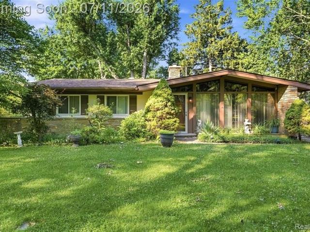 27679 Spring Arbor Dr, Southfield, MI 48076