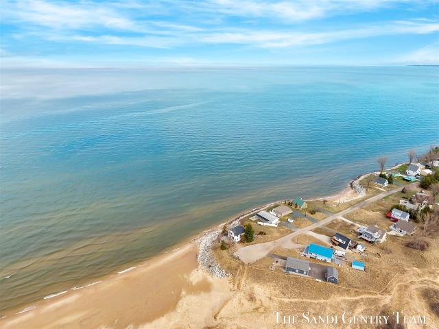2767 N Lakeshore Drive