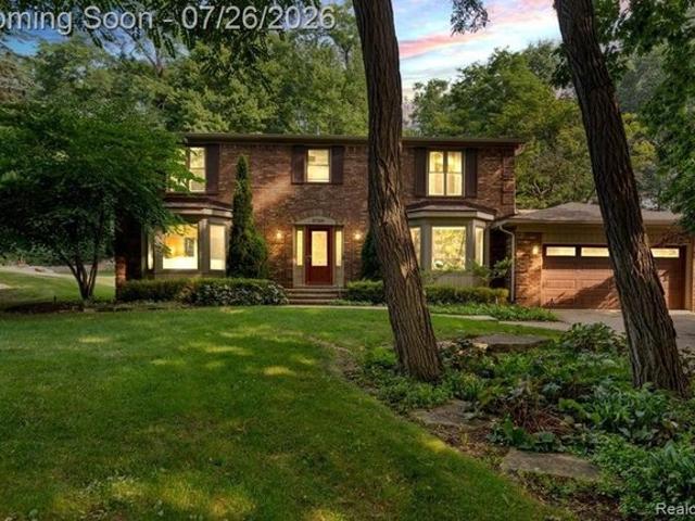 2768 Homewood Dr, Troy, MI 48098