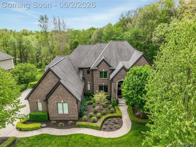 2761 Plum Creek Dr, Oakland Township, MI 48363