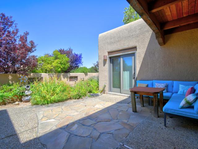 2762 Cliffrose Drive NE