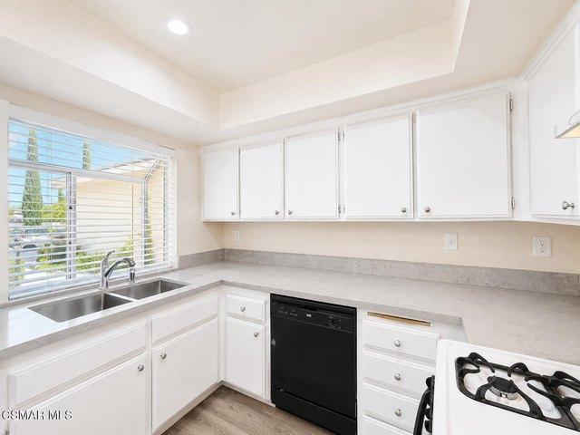 2762 Erringer Rd Apt 15, Simi Valley, CA 93065