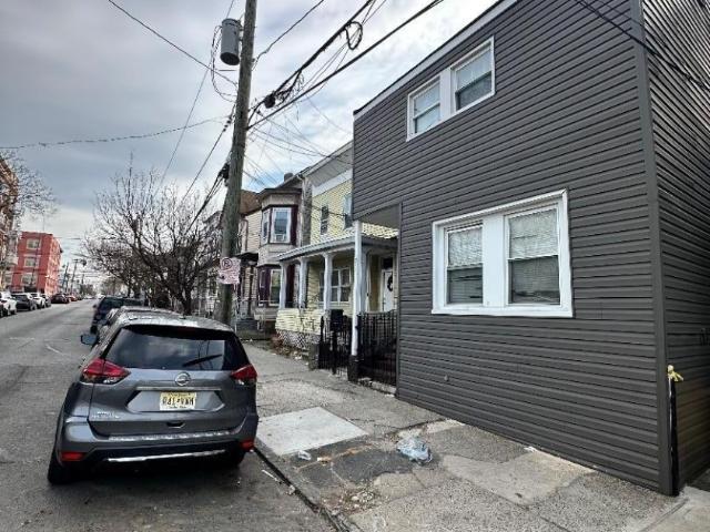 276 Ellison St