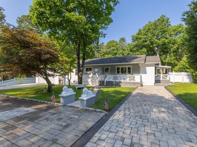 276 Parkway Dr, Calverton, NY 11933
