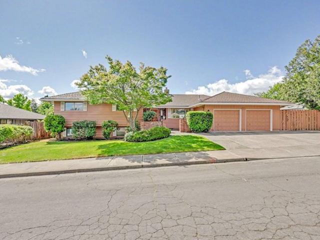 2774 Jessica Cir, Medford, OR 97504