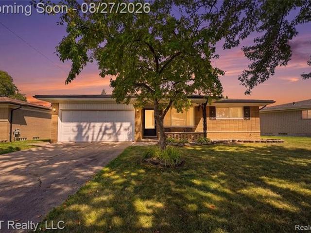 27756 Newport Dr, Warren, MI 48088