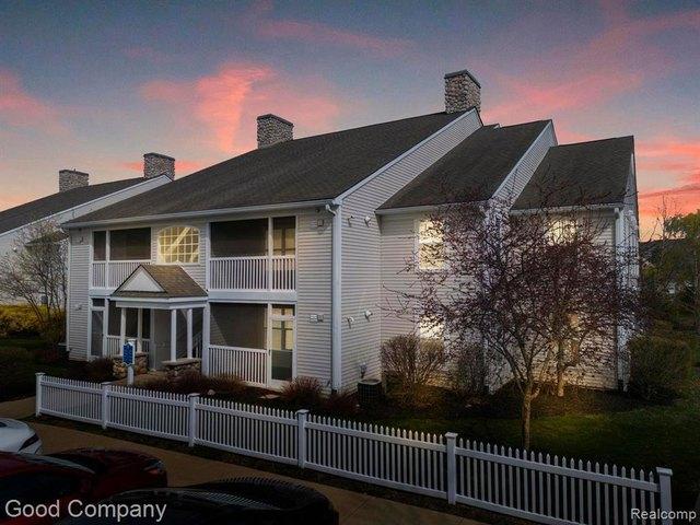 2775 S Knightsbridge Cir, Ann Arbor, MI 48105