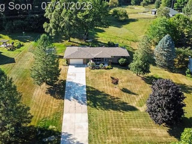 2777 White Lake Rd, Highland, MI 48356