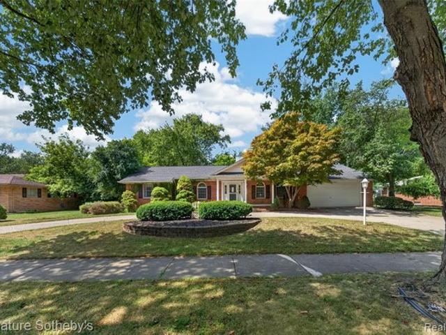 27701 California Dr NW, Lathrup Village, MI 48076