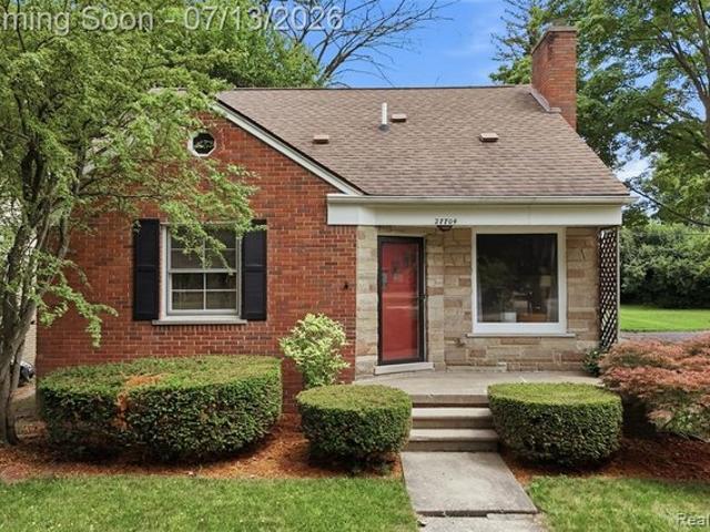 27704 California Dr NW, Lathrup Village, MI 48076
