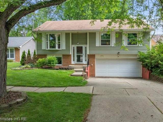 2771 Winter Dr, Troy, MI 48083