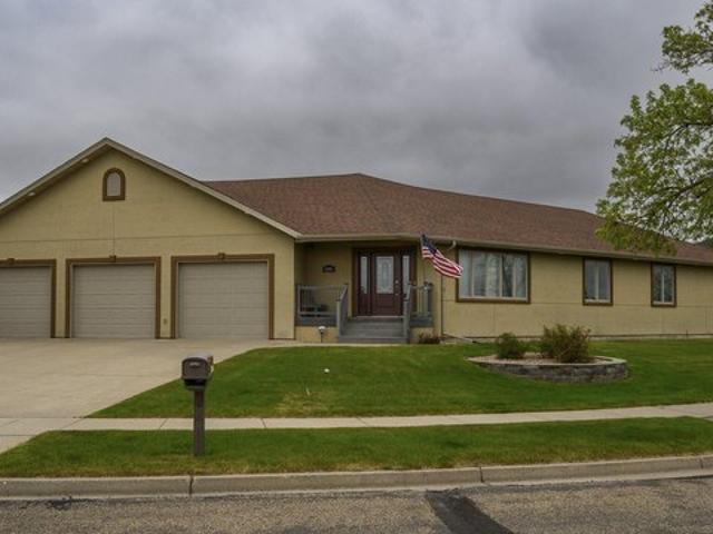 2781 Promontory Dr, Bismarck, ND 58503