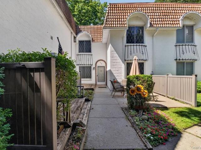 278 Brettonwoods Dr Unit 278, Coram, NY 11727