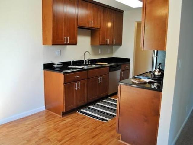 $2795 / 1br Sharon Heights One Bedroom with Washer/Dryer. Available NOW!