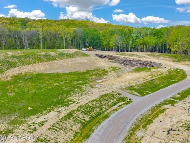 2797 Park Ridge Rd, White Lake, MI 48383