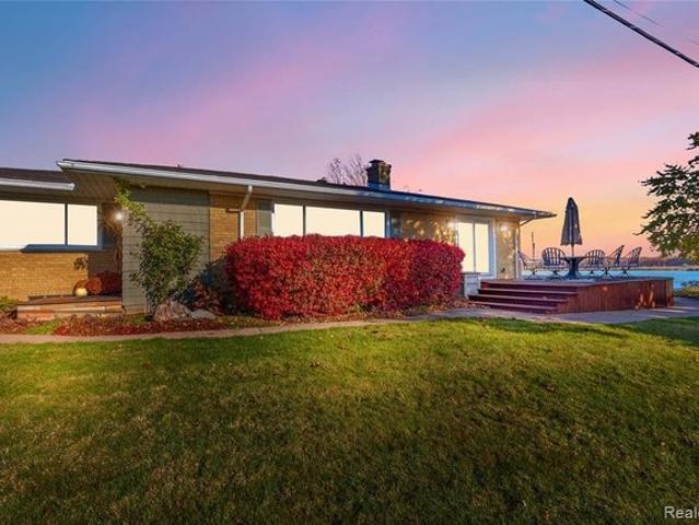 2798 River Rd, Marysville, MI 48040