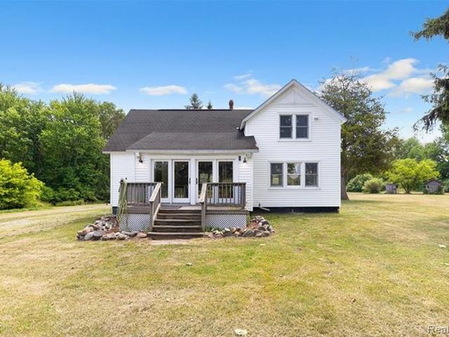 27901 Brandes Rd, Flat Rock, MI 48134