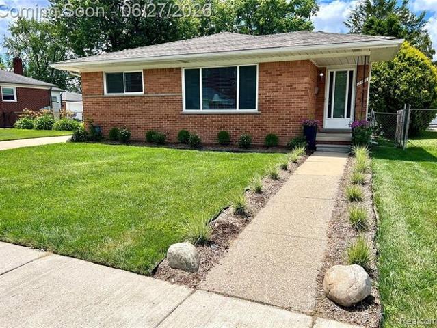 27909 Shock St, Saint Clair Shores, MI 48081