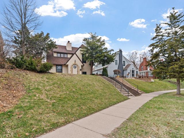 2790 Dean Parkway