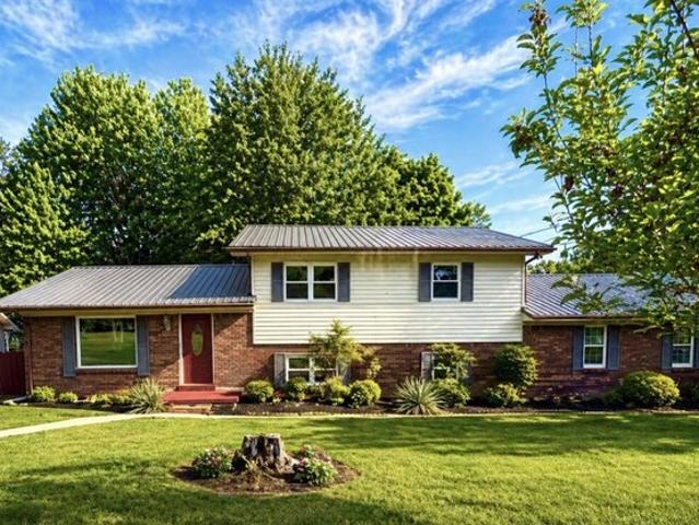 2793 Old Blacktop Rd, McEwen, TN 37101