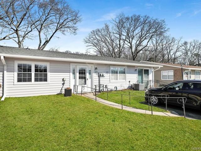 279 Berwick Ct Unit B, Ridge, NY 11961