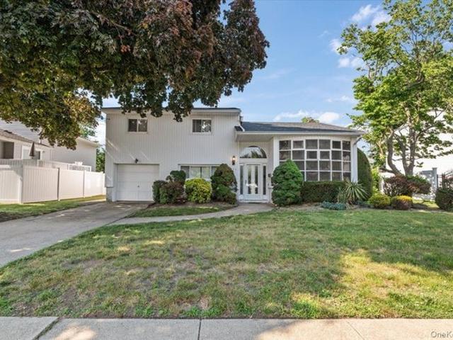 279 N Kentucky Ave, Massapequa, NY 11758