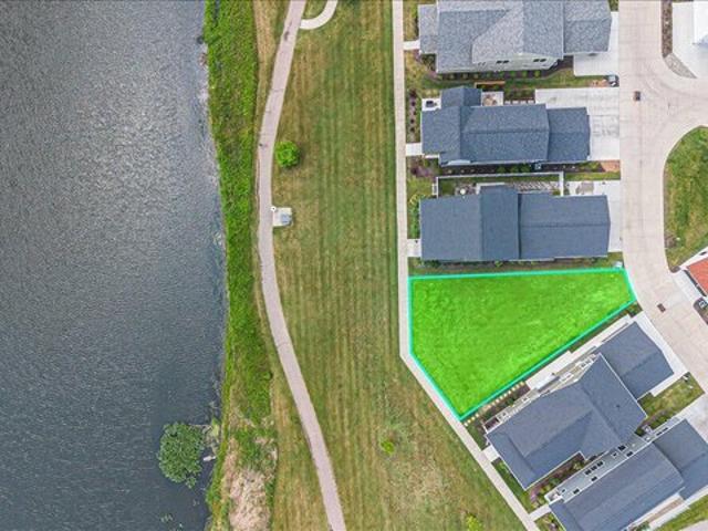 279 Waters Edge Dr, Saint Joseph, MI 49085