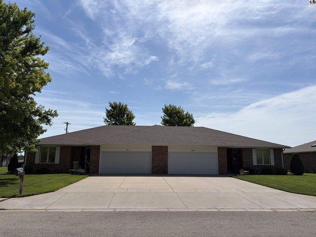 2804 Nottingham Dr, Hutchinson, KS 67502