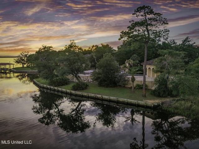 2804 Eagle Pine Dr, Ocean Springs, MS 39564
