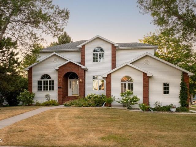 2805 Domino Dr, Bismarck, ND 58503