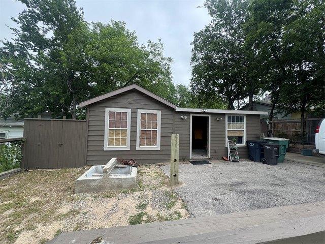 2806 NW Loraine St, Fort Worth, TX 76106