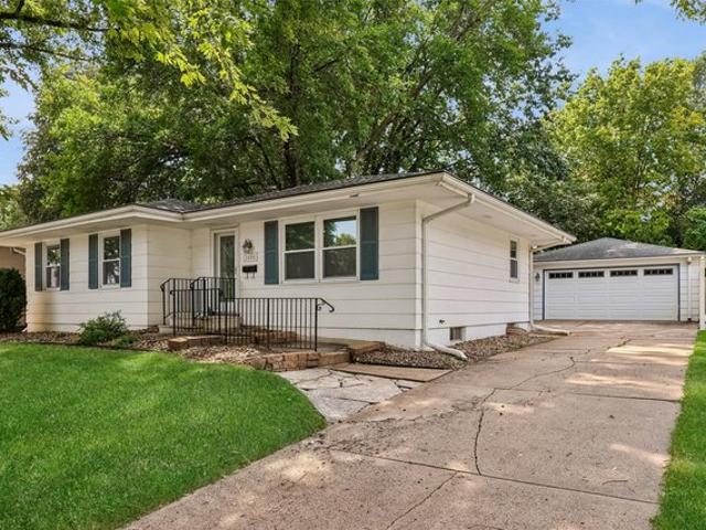 2808 78th St, Urbandale, IA 50322