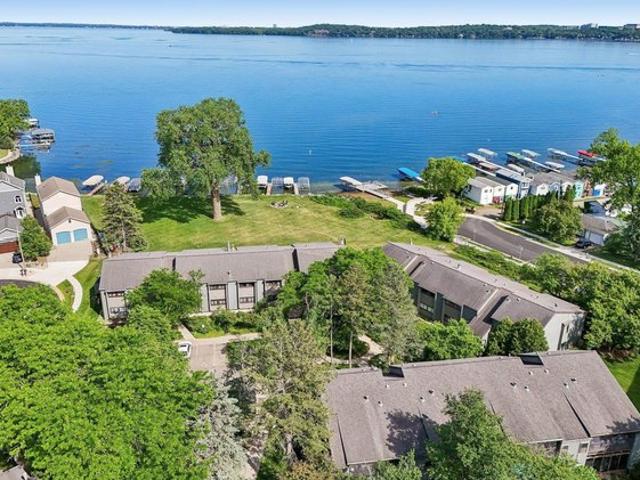 2809 Century Harbor Rd, Middleton, WI 53562