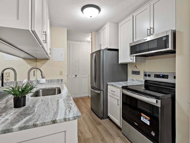 2800 Hamline Ave N Apt 112, Roseville, MN 55113