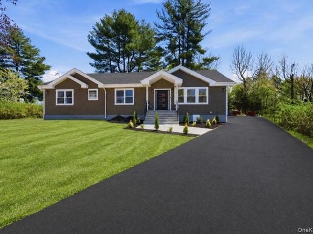 2800 Sarles Dr, Yorktown Heights, NY 10598