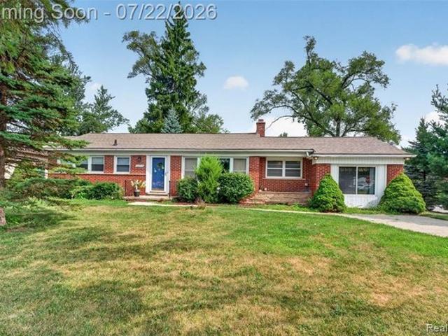 28014 6 Mile Rd, Livonia, MI 48152