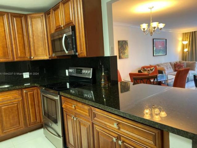 2801 NE 183rd St #203W, Aventura, FL 33160