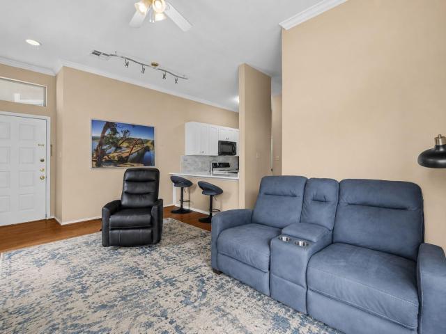 2802 Nueces St # 201
