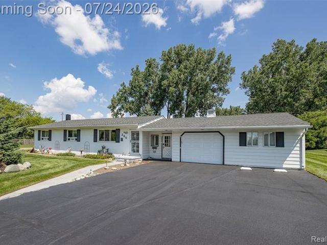 280 Kintyre Dr, Oxford Township, MI 48371