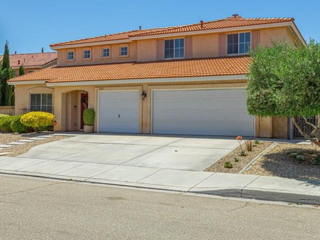 2814 Caruso Ln, Lancaster, CA 93536