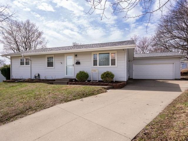 2814 Hillside Ct, Bettendorf, IA 52722
