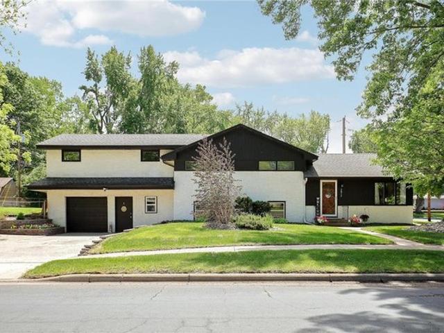 2817 W 108th St, Bloomington, MN 55431